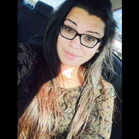 Amanda Alvear Death Fact Check, Birthday & Age | Dead or Kicking