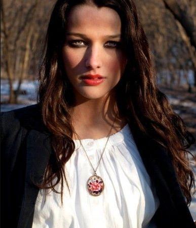 Annie Clark Death Fact Check, Birthday & Age | Dead or Kicking