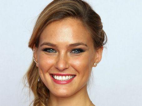 Bar Refaeli Death Fact Check, Birthday & Age | Dead or Kicking