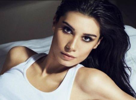 Burcu Kiratli Death Fact Check, Birthday & Age | Dead or Kicking