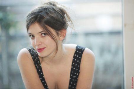 Coline Beal Death Fact Check, Birthday & Age | Dead or Kicking