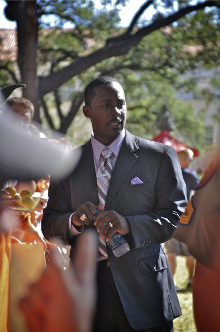 Desmond Howard Death Fact Check, Birthday & Age | Dead or Kicking