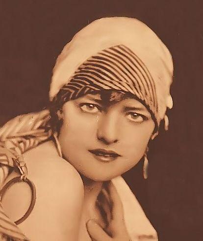 Elizabeth James Death Fact Check, Birthday & Age | Dead or Kicking