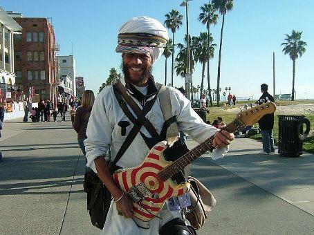 Harry Perry Death Fact Check, Birthday & Age | Dead or Kicking