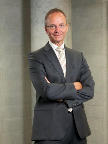 Henk Kamp Death Fact Check, Birthday & Age | Dead or Kicking