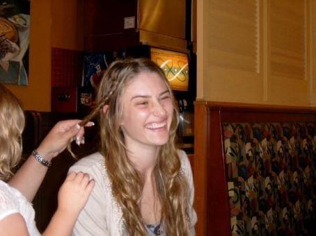 Isabelle Howell Death Fact Check, Birthday & Age | Dead or Kicking