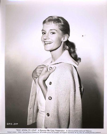 Jennifer West Death Fact Check, Birthday & Age | Dead or Kicking