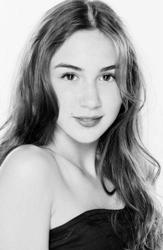 Julia Urbini Death Fact Check, Birthday & Age | Dead or Kicking