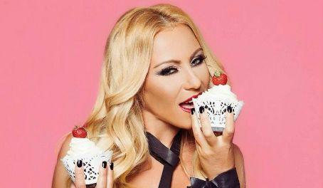 Kamelia Death Fact Check, Birthday & Age | Dead or Kicking