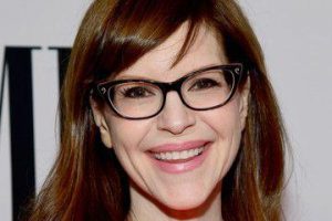 Lisa Loeb Death Fact Check, Birthday & Age | Dead or Kicking