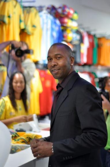 Lucas Radebe Death Fact Check, Birthday & Age | Dead or Kicking