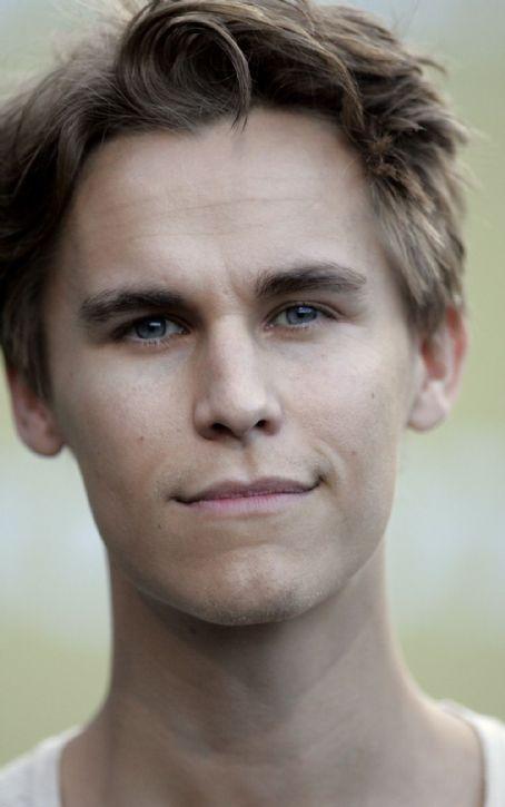 Rhys Wakefield Death Fact Check, Birthday & Age | Dead or Kicking