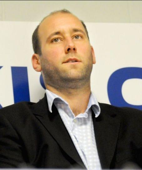 Robert Esche Death Fact Check, Birthday & Age | Dead or Kicking