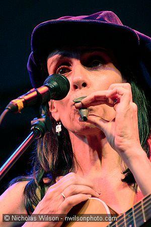 Suzzy Roche Death Fact Check, Birthday & Age | Dead or Kicking