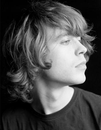 Tom Vek Death Fact Check, Birthday & Age | Dead or Kicking