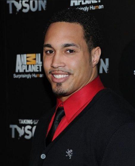 Travis Beckum Death Fact Check, Birthday & Age | Dead or Kicking