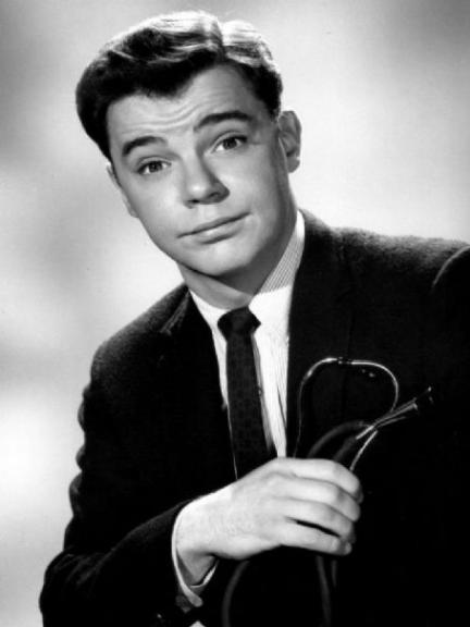 Warren Berlinger Death Fact Check, Birthday & Age | Dead or Kicking